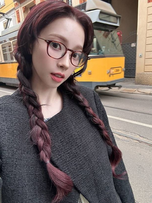 카리나 밀라노서 독보적 존재감 빈티지 브레이드 스트릿룩으로 시크함 폭발 스타와 라이프