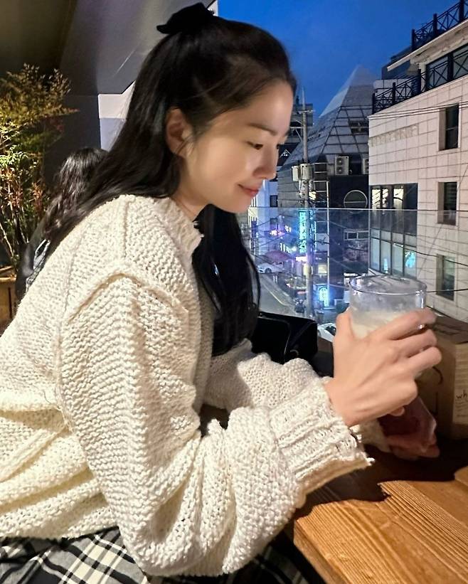 류이서 가을 제대로 입었네 따라 하고 싶은 청초한 니트 체크 스커트룩 뷰티는 내운명
