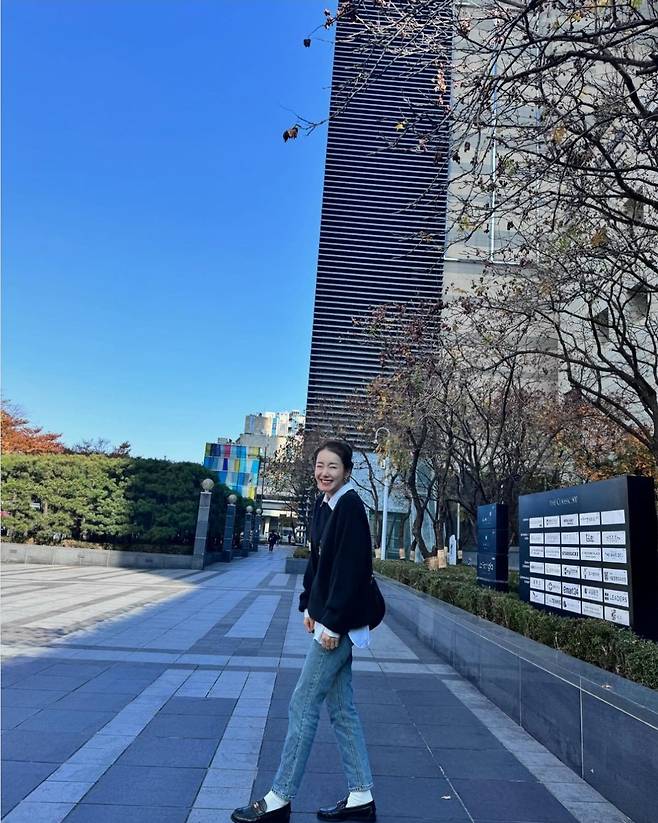 소이현 꿀 날씨에 웃음꽃 만발 대학생 여친 같은 셔츠 레이어드 데님룩 뷰티는 내운명