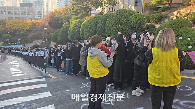 ‘남녀공학 전환 반대 동덕여대 학생들 시위열고 행진 학교는 학생 의견 수렴하라”