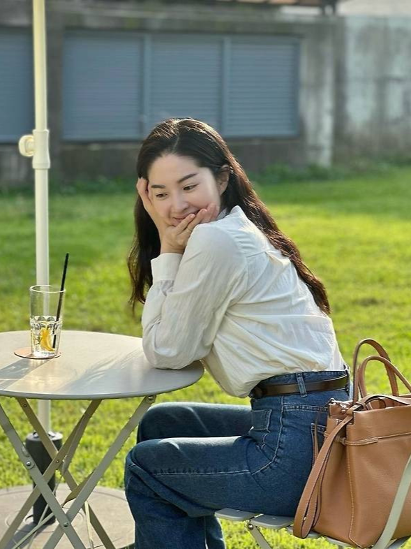 전진 아내 류이서 편안함 속의 세련미 데님과 화이트 셔츠 스타일링 스타와 라이프
