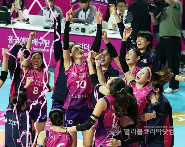 김연경 투트쿠 51점 합작 흥국생명 1r 6연승 정관장에 3 2 승리김수지 블로킹성공 1000개 달성