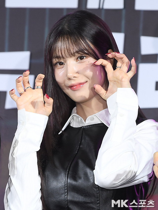 권은비 블랙and화이트 시크함의 정석 가죽 베스트와 블랙 팬츠룩 뷰티는 내운명