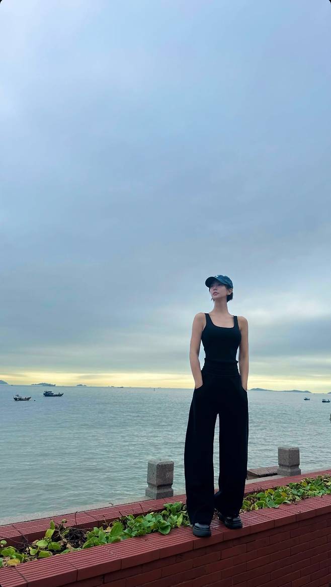 클라라 탄탄 보디 돋보인 기습 숏컷 데님 눌러쓴 보이시 애슬레저룩 뷰티는 내운명