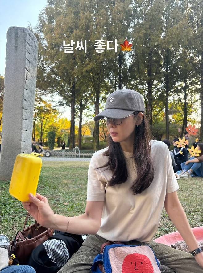 최지우 많은 짐도 거뜬 둘러 맨 예쁜 슈퍼맨 남들과는 다른 빛이 나는 엄마의 피크닉룩 뷰티는 내운명