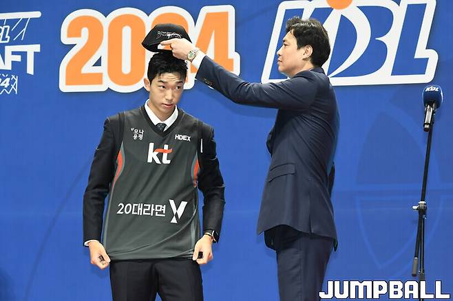 24드래프트 3차례의 십자인대 수술 이겨냈다김재현 3라운드 9순위로 감격의 Kt행