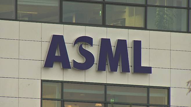 ASML "내년 AI 메모리칩 9% 성장"…SK하이닉스도 차세대 노광장비 사용 검토