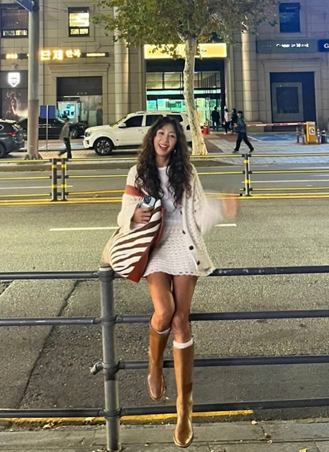 ‘윤종신 아내 전미라 스타일 완전 20대 미니 스커트와 카디건 니트 슈트룩 패션엔
