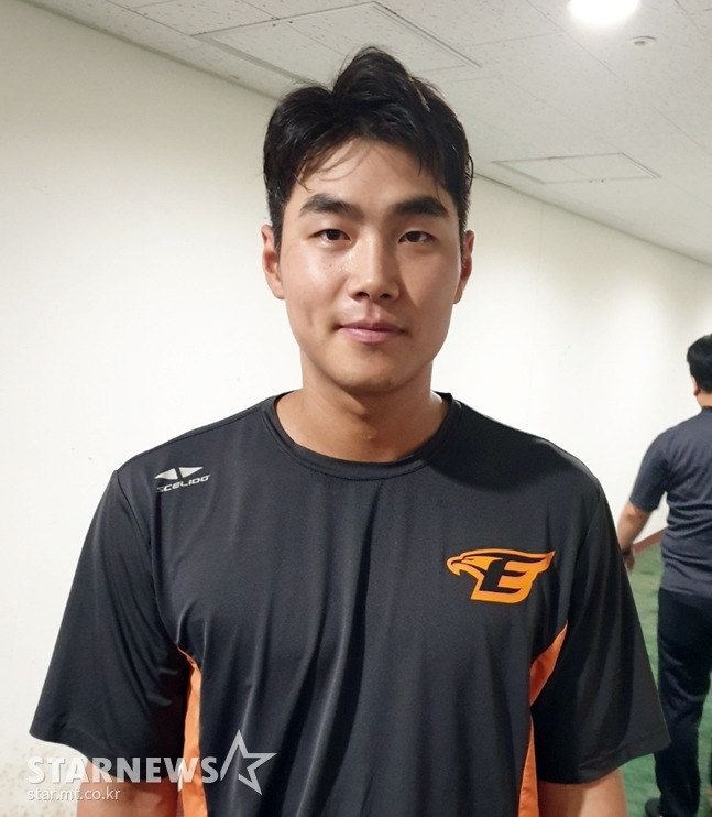 오피셜 이글스 현빈 장진혁 78억 Fa 보상선수로 7년 정들었던 한화 떠난다 Kt 즉시 전력감 큰 기대