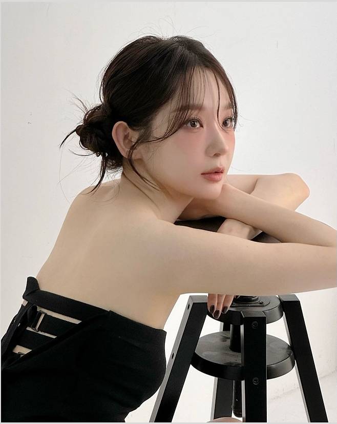 강민경 되찾은 미모 성수기 5분만에 매진 부른 핫걸 튜브탑 미니원피스룩 뷰티는 내운명