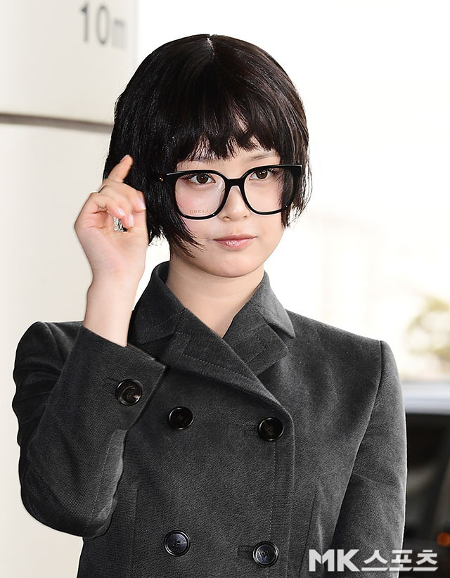 뉴진스 하니 깨알 구찌 요정 뿔테가 사랑스러운 숏코트 롱스커트 셋업룩 공항패션 뷰티는 내운명