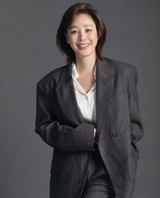 김성령 어느덧 57세 우아한 동안 비주얼 단추 푼 스트라이프 슈트 셋업룩 스타와 패션