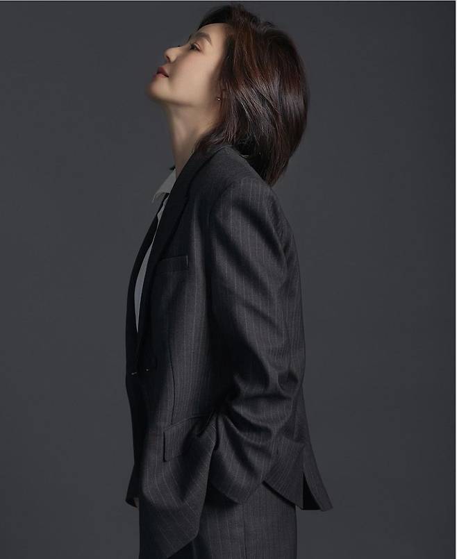 김성령 어느덧 57세 우아한 동안 비주얼 단추 푼 스트라이프 슈트 셋업룩 스타와 패션