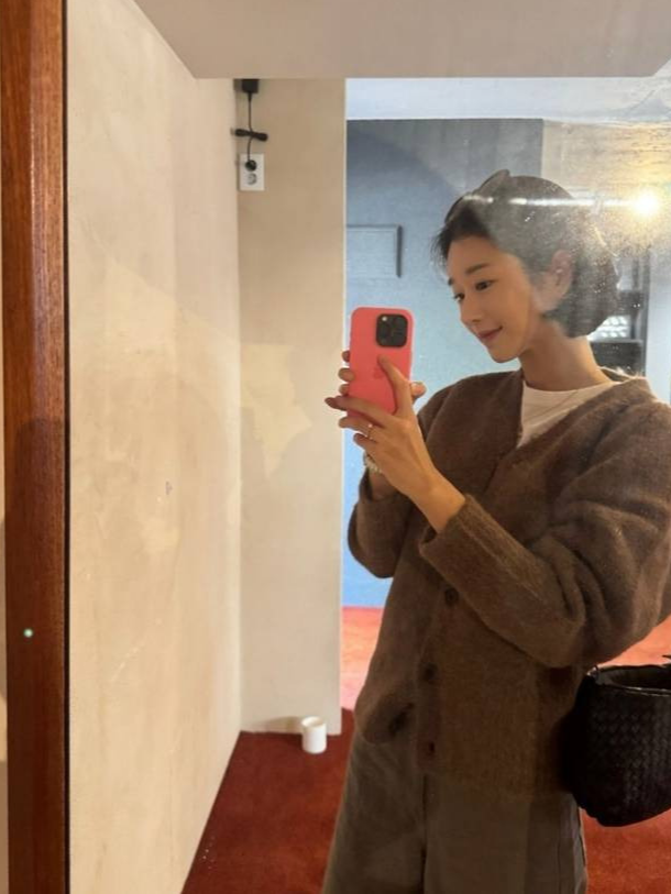 서예지의 소탈한 산책룩 니트와 버뮤다팬츠의 완벽한 조화 스타와 라이프