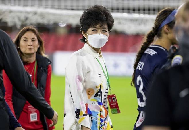 여자축구 발전에 써달라 420억 역대급 기부재미교포 여성 누구
