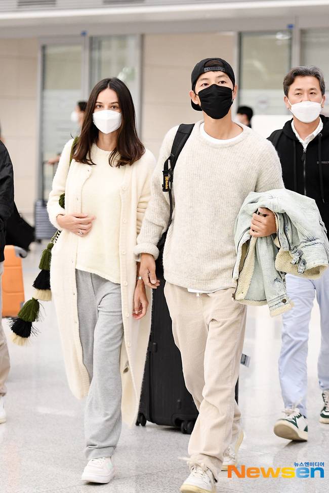 예쁜 공주님” 송중기 ♥케이티 고향 로마서 둘째 득녀‥고사리 손 공개