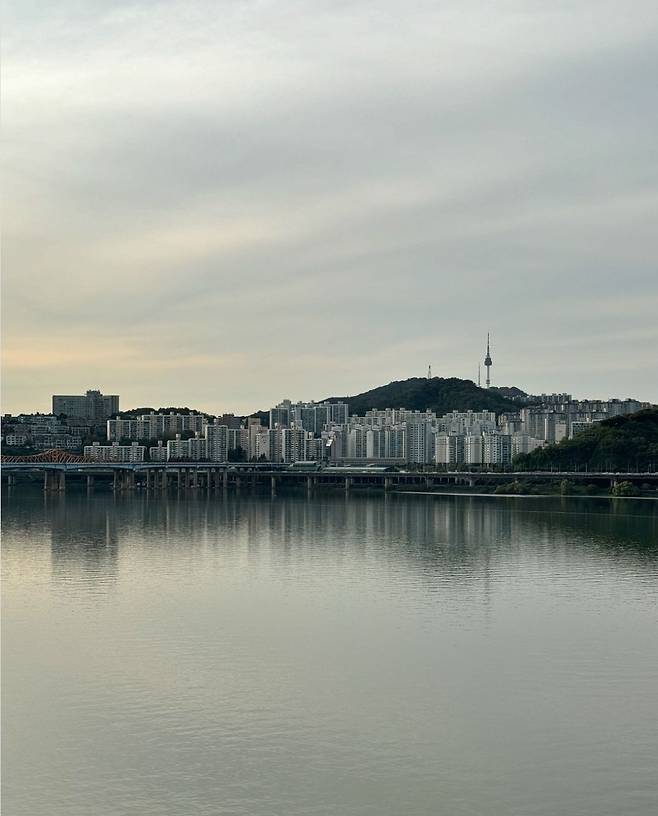 안소희 군살제로 탄탄 레깅스 핏 뽀글이 베스트로 따뜻한 애슬레저룩 스타와 패션