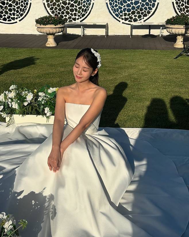 깜짝 웨딩사진 공개한 데뷔 18년차 걸그룹 멤버 가지뉴스