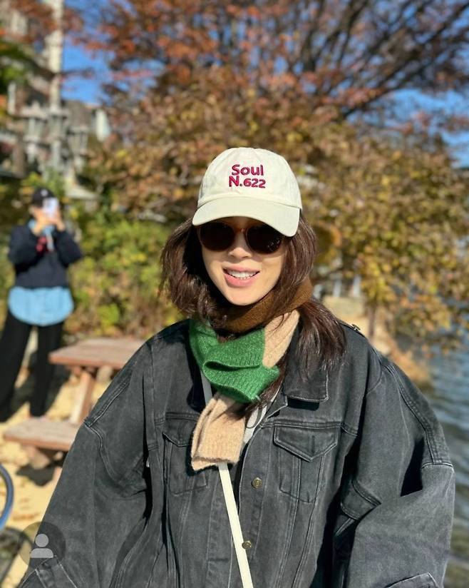 송윤아 김혜수 렌즈에 담긴 가을 소풍 스타일링 소화하기 힘든 인디핑크도 찰떡 소화 뷰티는 내운명