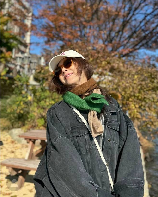 송윤아 김혜수 렌즈에 담긴 가을 소풍 스타일링 소화하기 힘든 인디핑크도 찰떡 소화 뷰티는 내운명