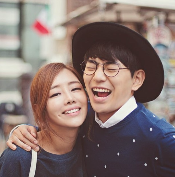 9살 연하남과 결혼8년만에 46세에 첫아이 임신한 여가수 어썸클