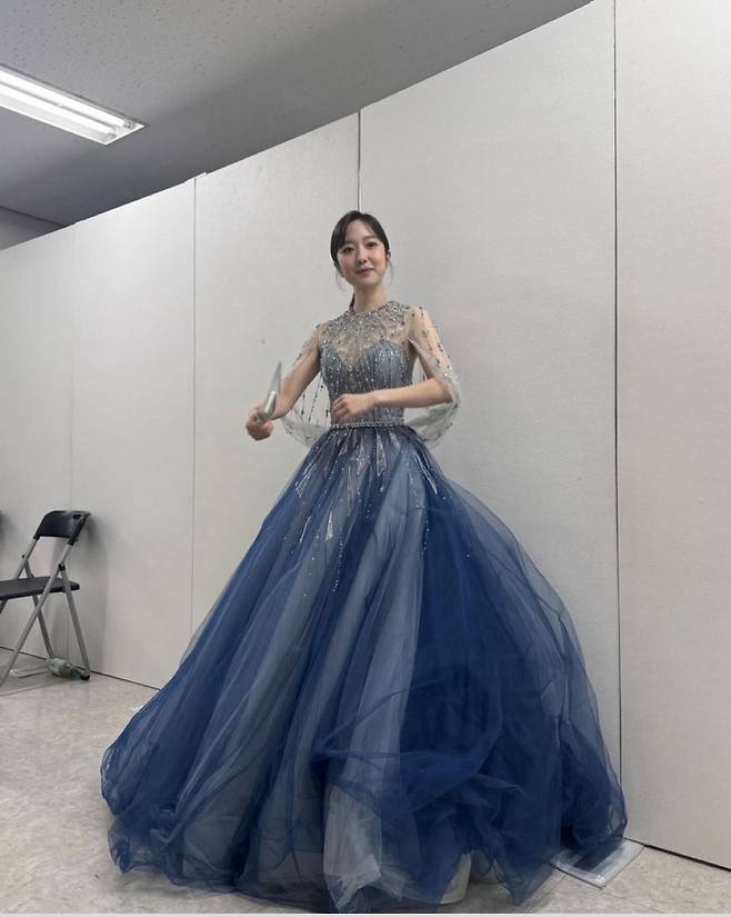 이혜성 오사카 홀린 푸른 물결 눈부신 여신의 시스루 드레스룩 스타와 패션