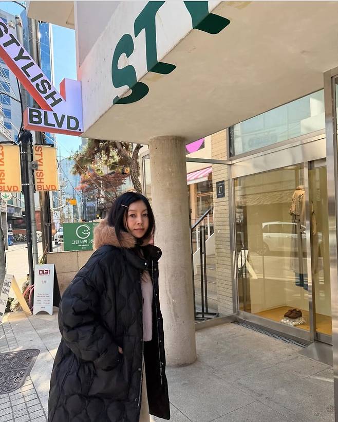 황신혜 60대 패셔니스타의 동안 퀼팅 패딩룩 추위 걱정 없는 퍼 슈즈 신고 외출 뷰티는 내운명