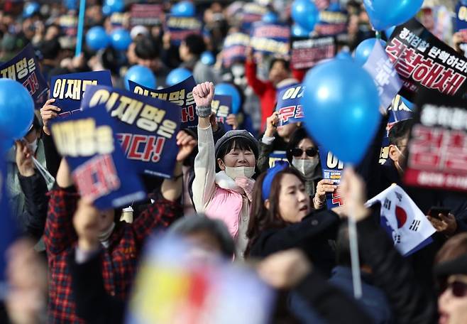 이재명 무죄 선고에 희비 엇갈린 지지·규탄집회 참가자들