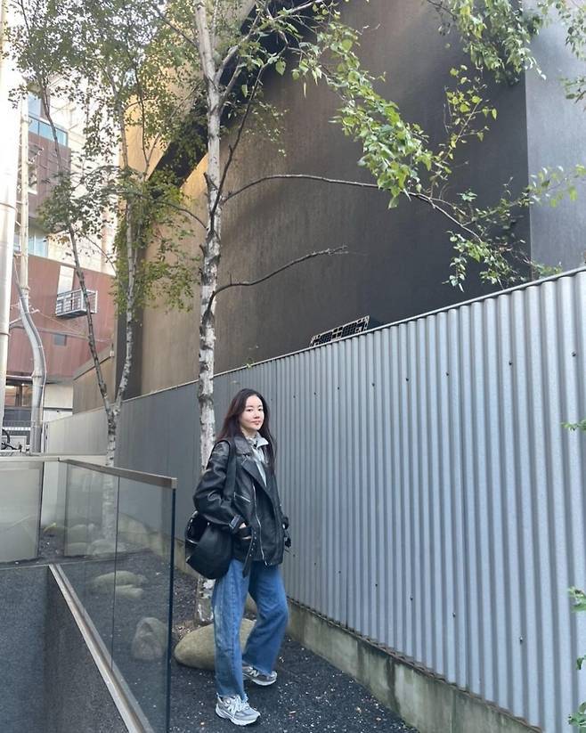 황우슬혜 세련된 레트로룩 머플러와 가죽 재킷의 완벽 매치 스타와 라이프
