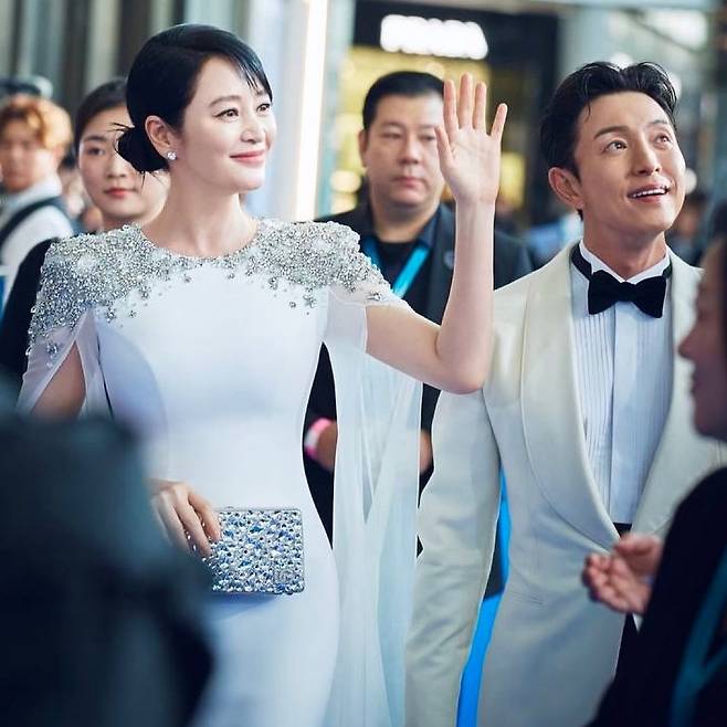 김혜수 54살 맞아 화이트 드레스 입고 우아한 미모 뽐내 스타픽