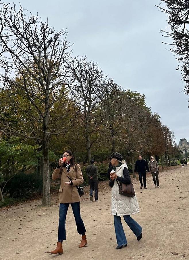 모델 한혜진 엄마와 파리 미모도 스타일도 닮은 훈훈한 모녀 여행룩 패션엔
