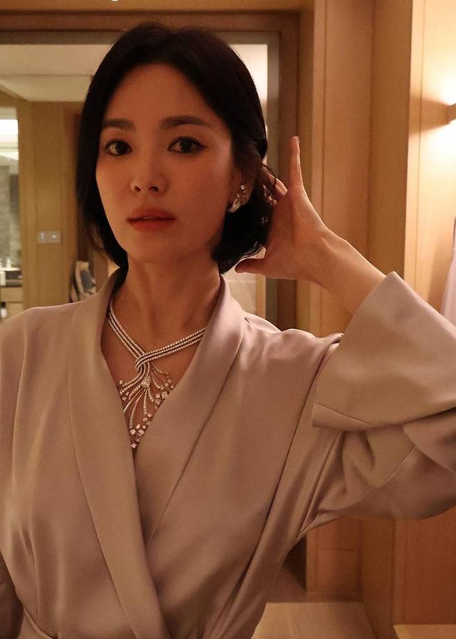 송혜교 가운이야 코트야 방콕 홀린 황홀한 벨티드 실크 랩 드레스룩 패션엔