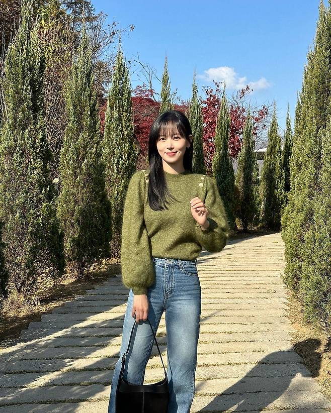 강한나 10만원대 니트와 청바지 입고 꾸안꾸 데일리룩 라이프업