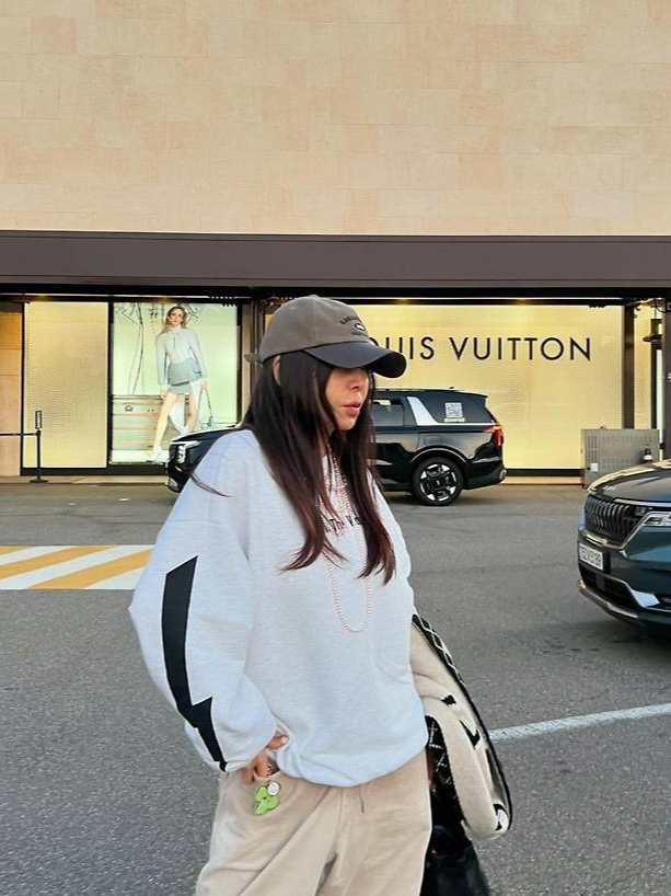 황신혜 나이를 초월한 꾸안꾸 패션 샤넬과 니트 팬츠의 조화 스타와 라이프