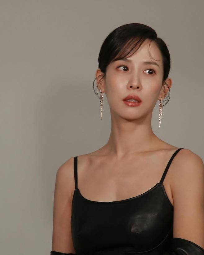 조여정 우아함과 매혹의 완벽 공존 시스루 드레스로 시선 압도 스타와 라이프