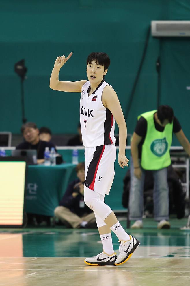 [BK 플레이어] ‘전반전 무득점, 후반전 15점’ BNK 박혜진, 승부처를 완벽하게 지배하다