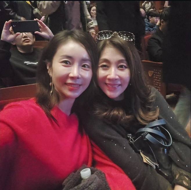 최명길 한다감 전노민과 레미제라블의 감동 우아한 케이프 뮤지컬 나들이룩 뷰티는 내운명