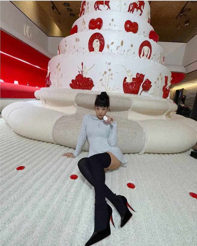 163cm 제니 더 커보이는 비율 천재 너무 짧은데 완벽 소화 스팽글 드레스룩 뷰티는 내운명