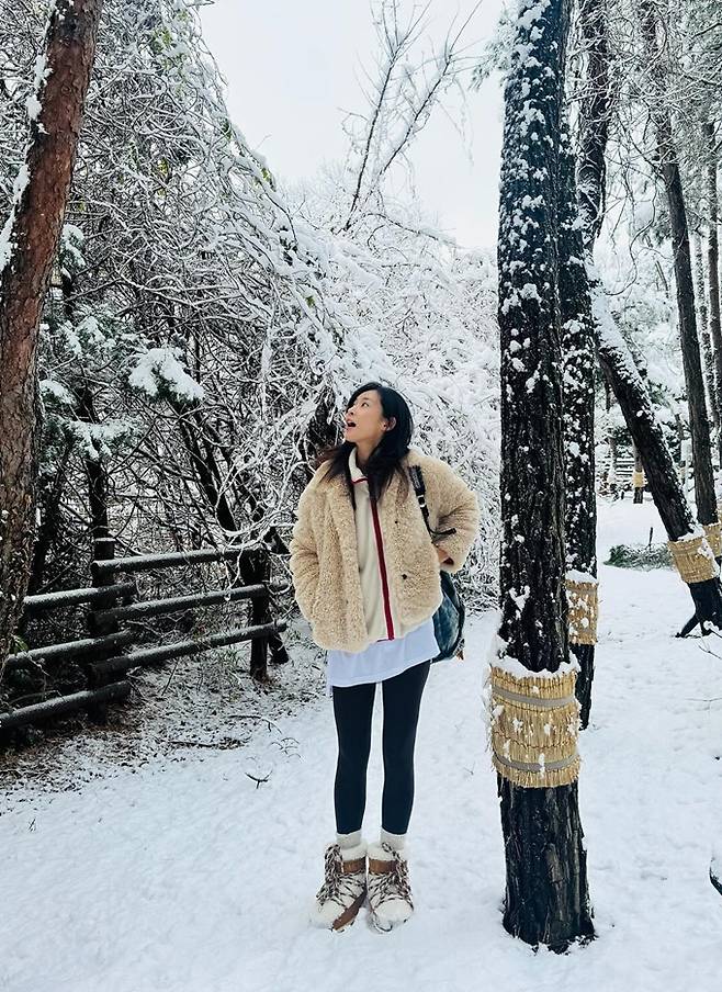 소녀시대 유리 눈 속 낭만 제대로 설렘 가득 산타 맞이 퍼 재킷 산책룩 패션엔