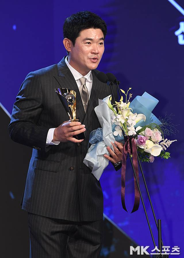 아버지 보는 순간 울컥했다” 1차지명→방출→ssg 테스트→韓 최초 2년 연속 30홀드불혹의 최고령 홀드왕 22년의 恨 풀다