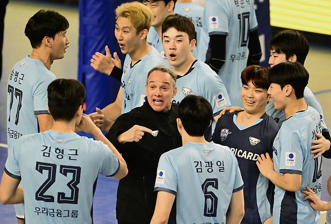 파에스 감독이 꺼낸 ‘파격 라인업에 ‘벌떼 전략 통했다‘선두권 추격 3위 우리카드가 외인 아히 없이 ‘사는 법