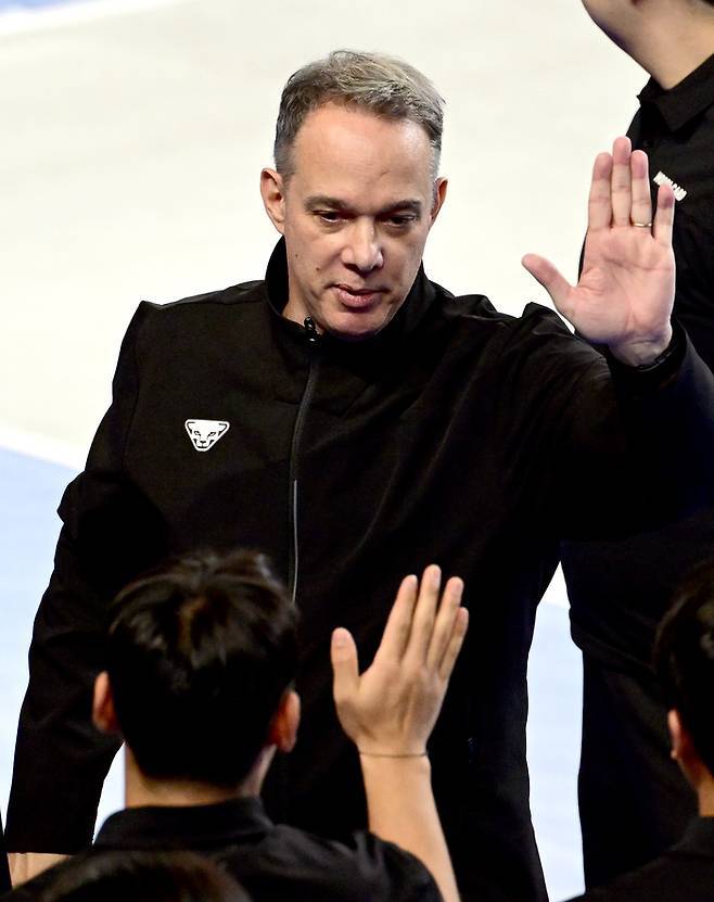 파에스 감독이 꺼낸 ‘파격 라인업에 ‘벌떼 전략 통했다‘선두권 추격 3위 우리카드가 외인 아히 없이 ‘사는 법