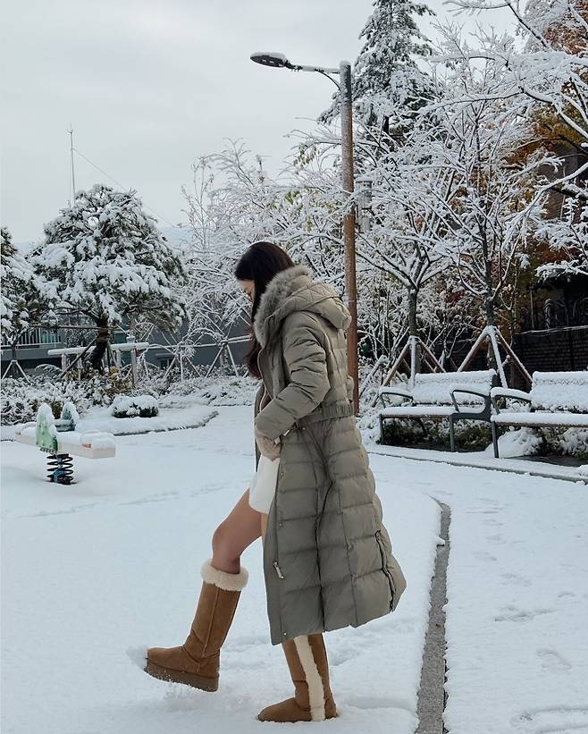 기은세 펑펑 내린 흰 눈에 너무 행복 롱 패딩 미니 스커트 겨울 여신룩 뷰티는 내운명