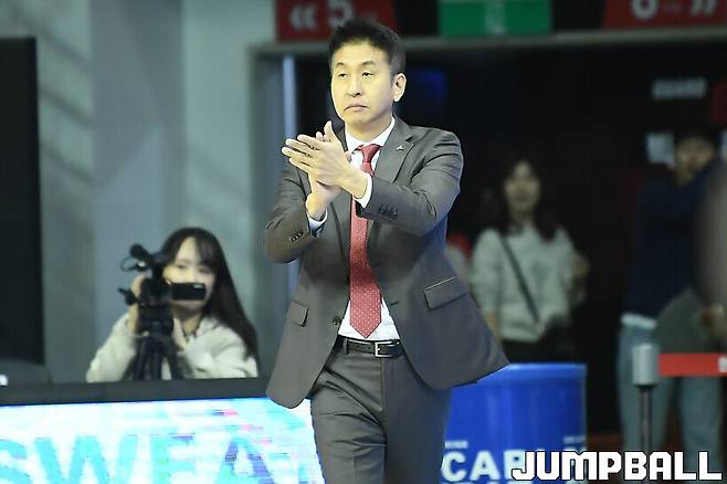 정관장 김상식 감독 허리 통증으로 당분간 자리 비운다···최승태 코치가 경기 지휘 예정