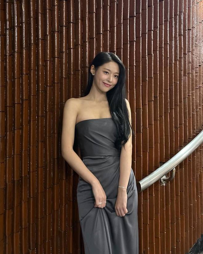 설현 영광의 청룡 여신 군살제로 슬릿 튜브탑 드레스룩 뷰티는 내운명