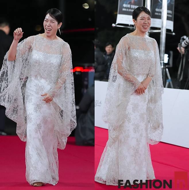 염혜란 드레스 입어도 걸크러시 포스 넘치는 시스루 케이프 레드카펫룩 패션엔