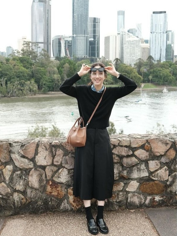 정려원 부모님과 함께한 나들이 청순 발랄 매력의 모던 블랙 와이드 팬츠룩 스타와 라이프