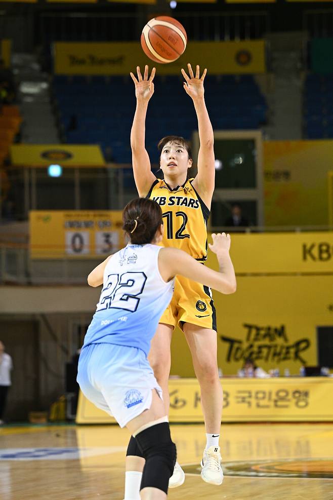 Bk 리뷰 강이슬 단 7분 출전 Kb스타즈 신한은행에 접전 끝 승리 4연패 탈출