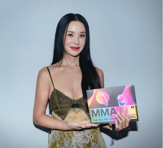 “이 언니 55세 슬렌더 여왕?” 엄정화, 164cm 믿기 힘든 시스루와 플랫폼 힐