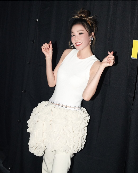 이 언니 39kg 또 일낼까? 산다라박, 고베서 160cm 난리난 러플 스커트